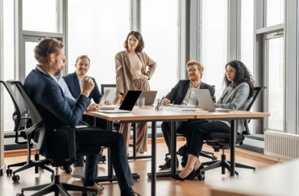 How To Choose the Best Executive Desk for Your Workspace